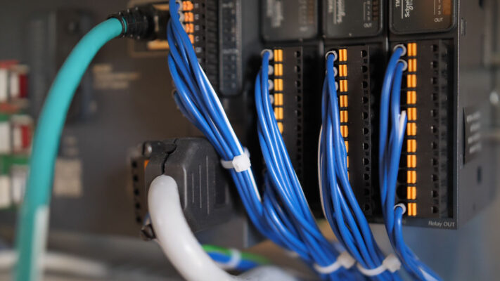 PLC programmering og PLC styring til maskiner i industrien