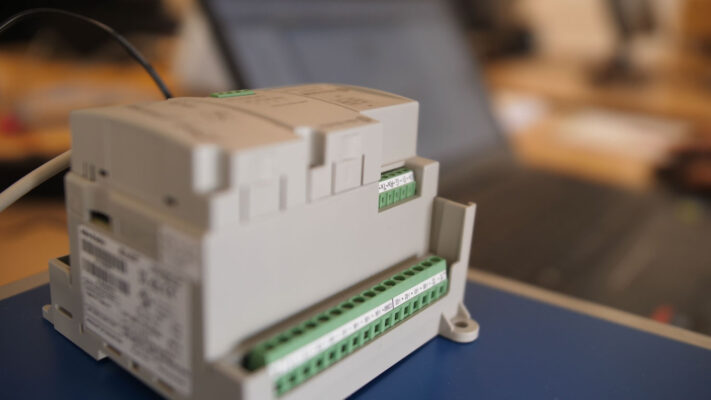 PLC programmering og PLC styring til maskiner i industrien