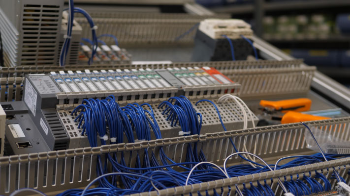 PLC programmering og PLC styring til maskiner i industrien